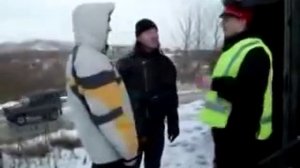 мужик с рулем от камаза