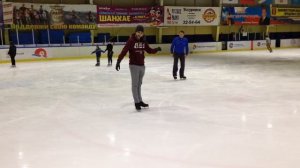 УРОКИ ПО ФИГУРНОМУ КАТАНИЮ №1 Движение лицом вперед, фонарики, змейка (Ice skating tutorial №1).mp4