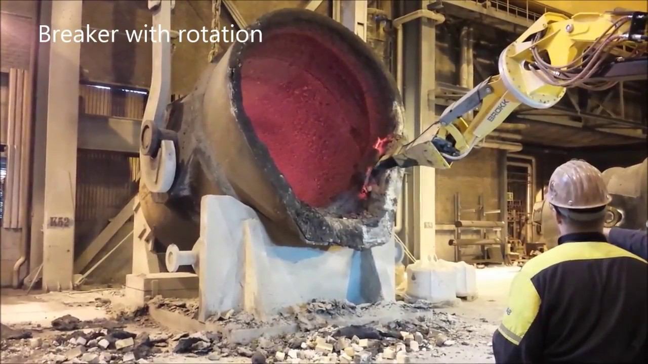 Машина Brokk 800 для проведения демонтажных работ на металлургическом производстве