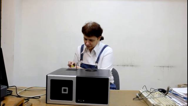 Девушка ремонтирует компьютер