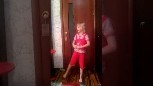 Арина для Мамочки читает стих.