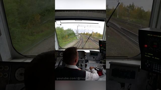 Скрещение с грузовым поездом на электричке ЭД9М