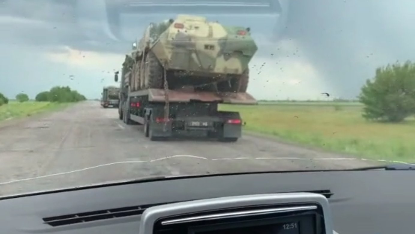 Украина стягивает к Крыму сотни танков и пушек. Видео.