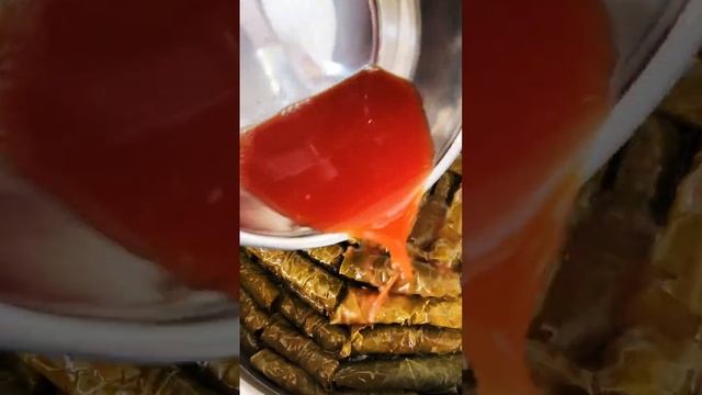 Яланджи(вегетарианская долма)-внутри круглый рис,жареный лук и помидор. Очень вкусно! Попробуйте!