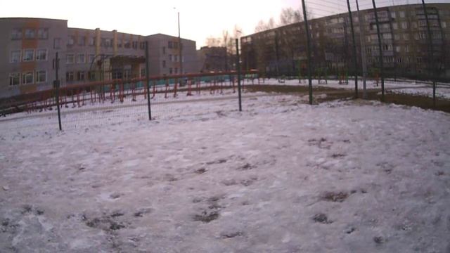 2017.11.22  Дед с Вовой гуляют у школы 3.