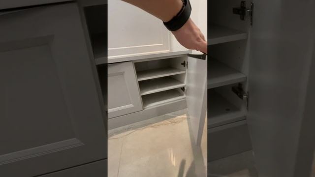 Тумба под обувь и стеновая панель с крючками