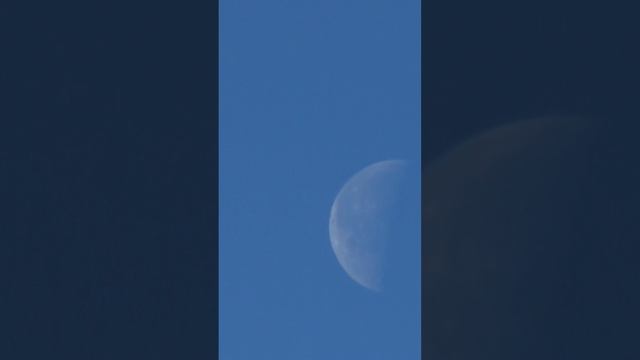 Ускоренная съемка движения Луны по небу