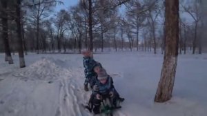 НОВЫЙ СНЕГОКАТ ДЕТЯМ ЕЗДА НА САНКАХ МНОГОДЕТНАЯ СЕМЬЯ.mp4