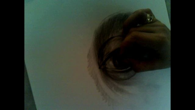 Рисуем глаз углем