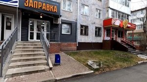 Сколько парикмахерских и пивнушек на коротенькой улице длиной около 1 км