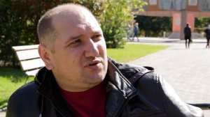 Без обеих ног и руки.