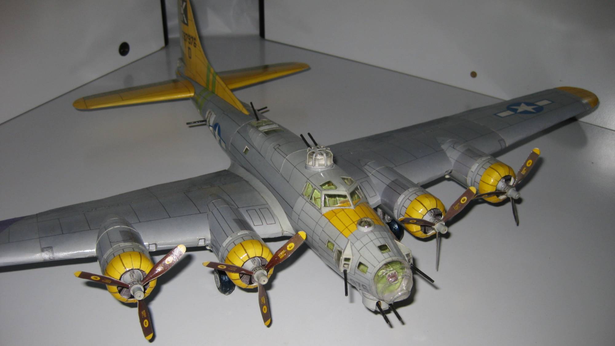 Бумажная модель "летающей крепости" Б-17. Масштаб 1:48.