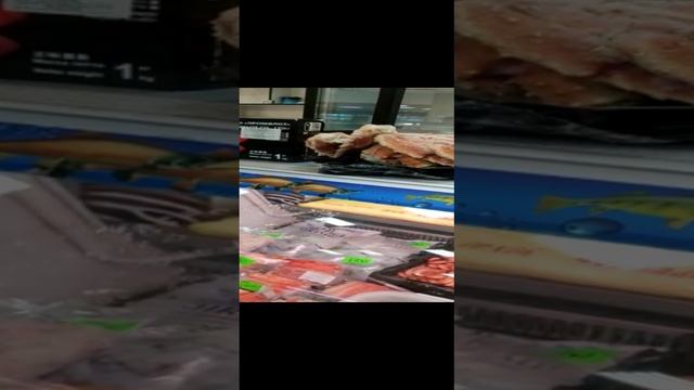 Камчатский краб на рынке Петропавловска-Камчатского. .mp4