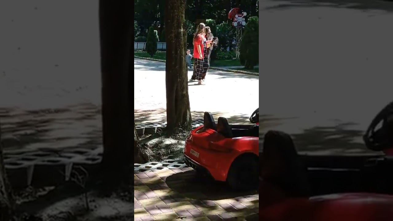 Красавица и чудовище. Где-то в парке