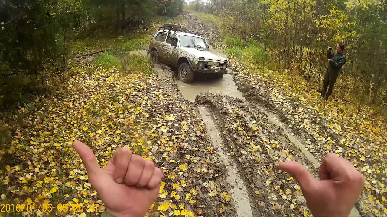 Бездорожье в Карелии, штурмуем очередную глубокую лужу тремя Нивами