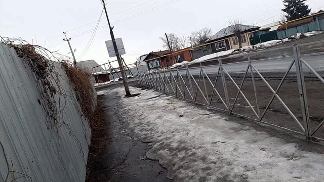 Увезла внука в школу.