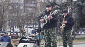 Народу привокзальному мальчишечка поет. Концерт в День воинов афганцев