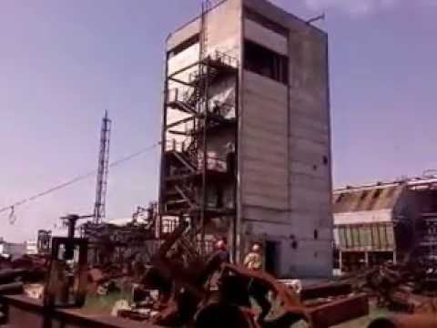 Демонтаж лестничного марша с помощью бульдозера