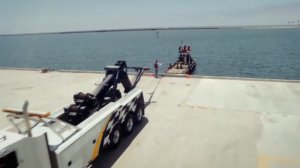 Грузовик против морского буксира