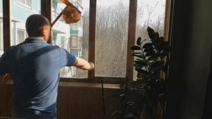 Свинтусы соседи снова бросают мусор в окно