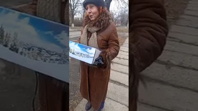 Бойцы дарят подарки