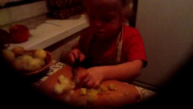 Надежда нарезает салат 12.12.2015