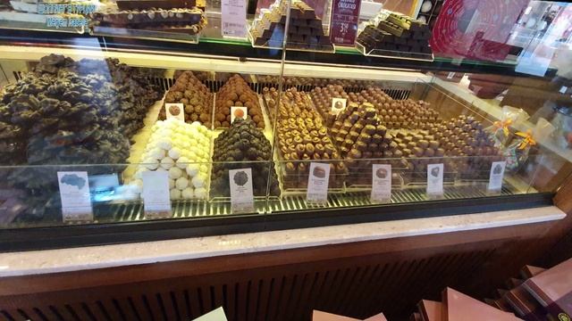 Натуральный шоколад, кофе, выпечка и много-много конфет а кофейне Kahve Dünyası