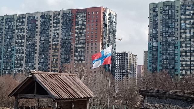 Крестовый русский флаг над Рождественским казачьим куренём