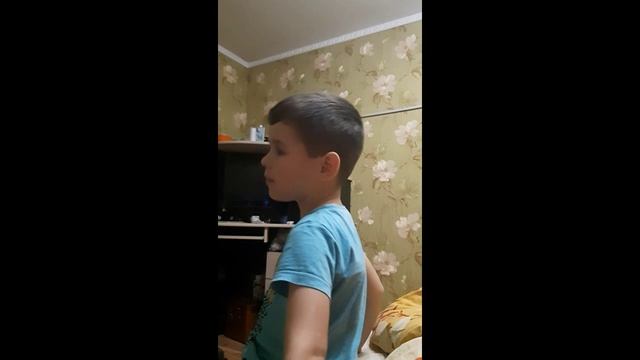 Юмор от внука.Русские белки пошли отбирать шоколад у американцев))3.avi