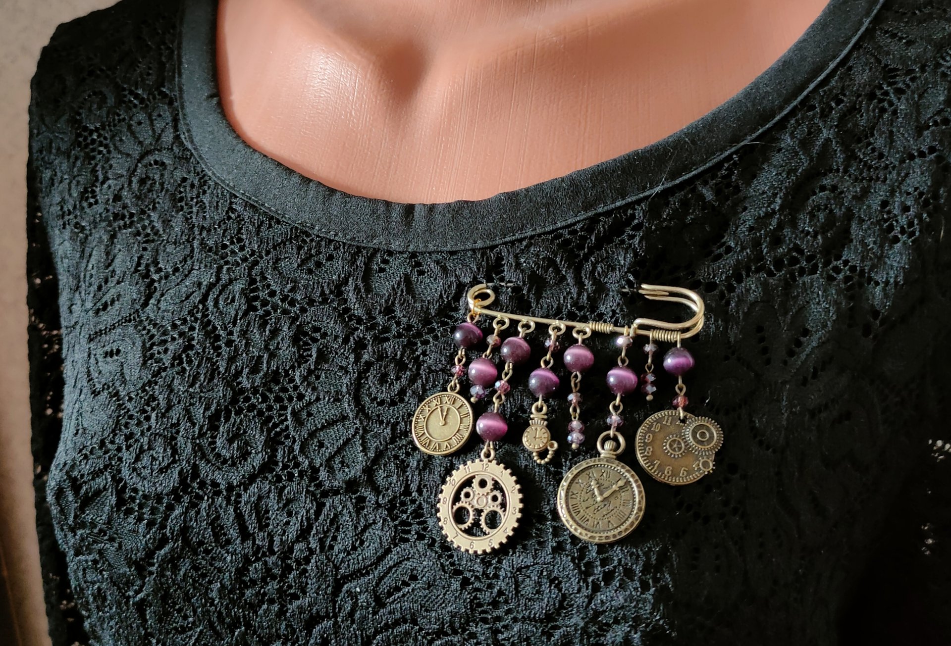 Брошь-булавка "Хранительница времени"