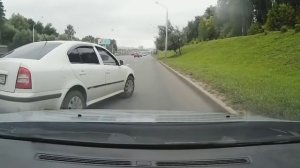 В такой ситуации водительский этикет отсутствует!??