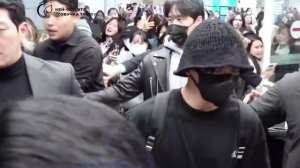Прибытия Чонгука из BTS в аэропорт вызвало ещё больше опасений  за безопасность айдола... /ОЗВУЧКА