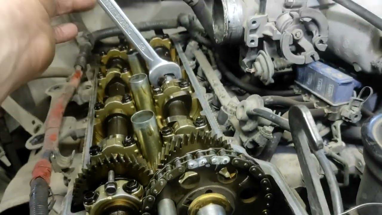 Как открутить шестерню распредвала.