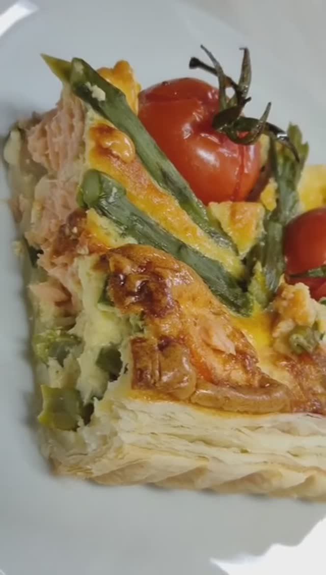 Лёгкий заливной пирог- уплели за раз! Кстати, у французов называют его - киш