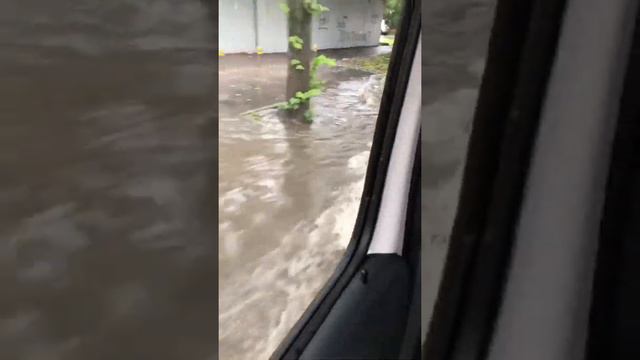 Затопило перекресток ул. Красных Партизан и Герцена