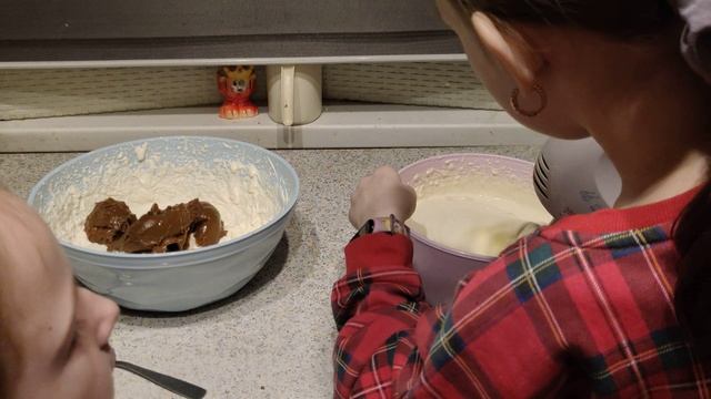 4Д Четыре девочки. Я готовлю. Сливочное мороженое с шоколадной крошкой и крем-брюле к 8 марта.