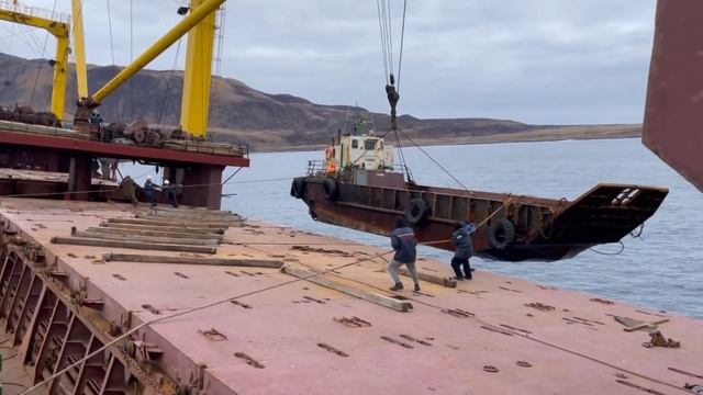 ООО Рейд погрузка баржи на судно