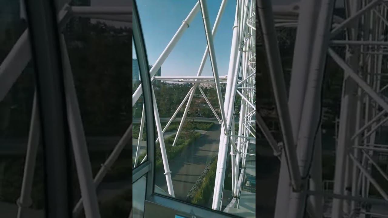 Ветер раскачал кабину колеса обозрения(