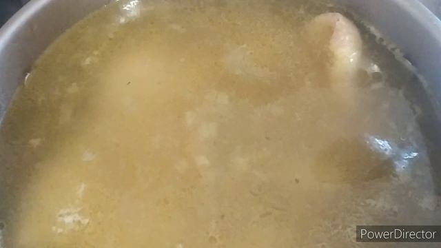 Муж варит куриный суп из одного окорочка