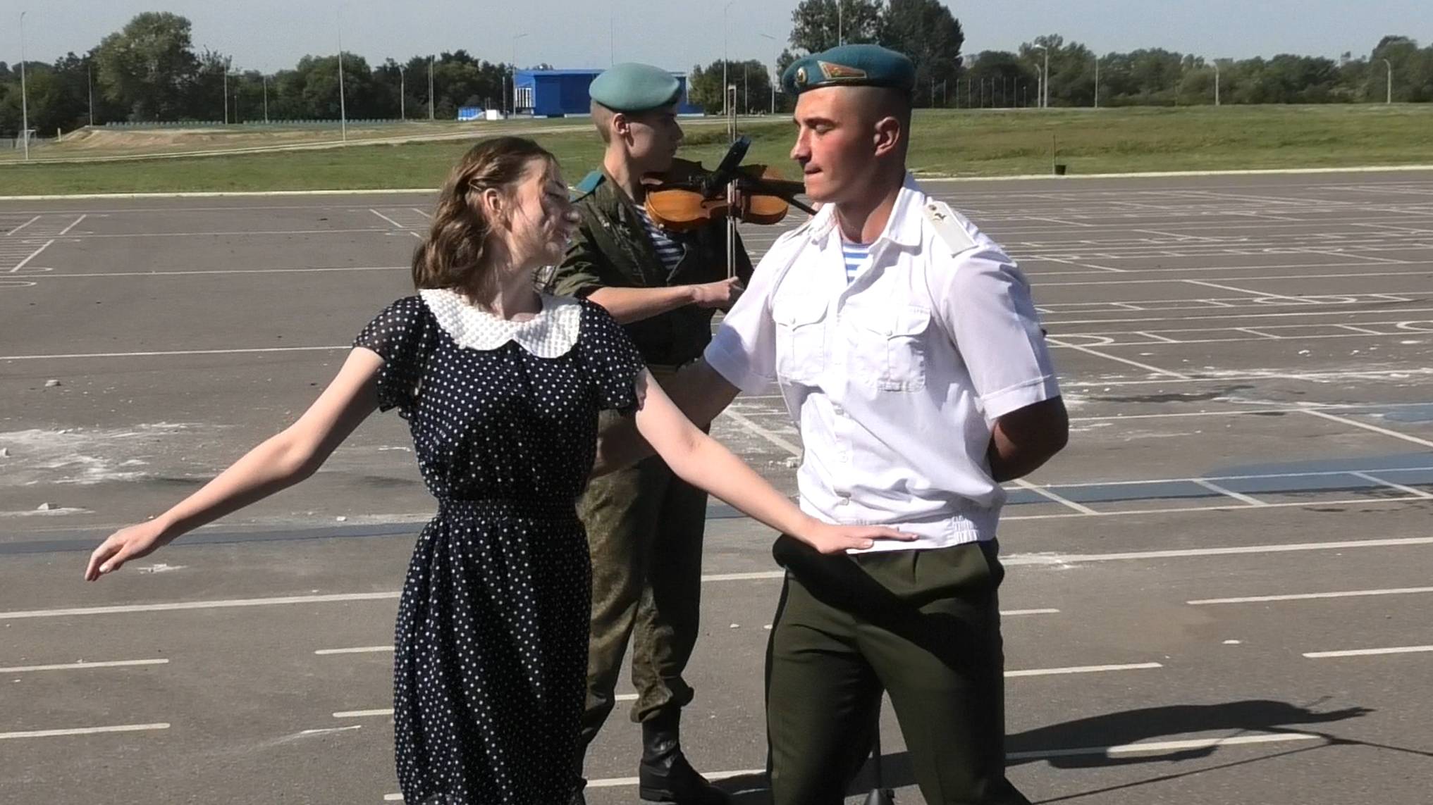 Вальс  техники и военнослужащих.