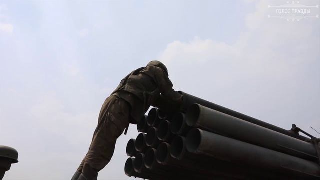РСЗО "Ураган" работает по  позициям ВСУ на Донбассе. Реактивная система залпового огня. ТТХ.