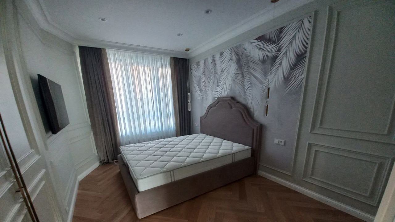 Дизайнерская кровать в классическом стиле. Модель Франческа