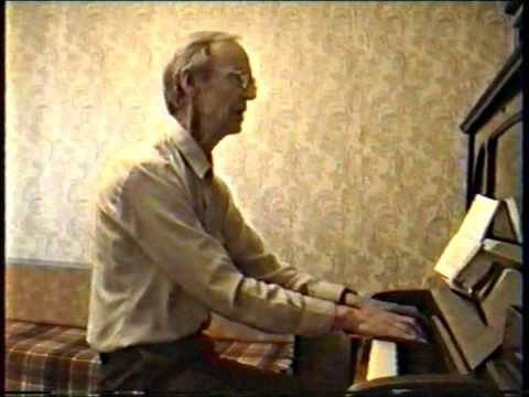 "Дремлют плакучие ивы" (запись 1995 г.). Исполняет Лолий Шолпо (1928–2005).