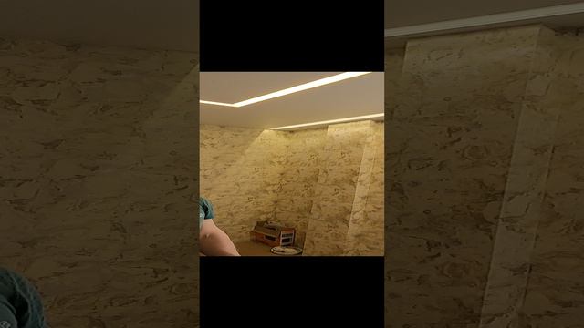 Натяжной потолок с световыми линиями. Яркость меняется дистанционно