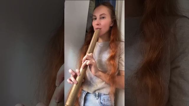 лесная фея играет на бамбуковой флейте