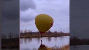 В подмосковном Дмитрове какие-то экстремалы чуть не упали в воду на воздушном шаре