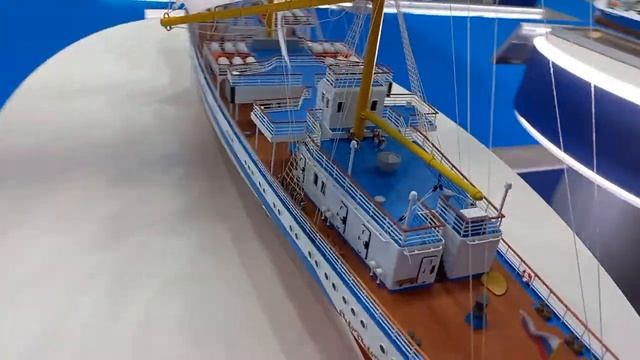 модель парусника МИР на Транспортной неделе в Москве