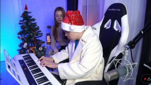 Джент играет на пианино для Евжении на стриме🥺