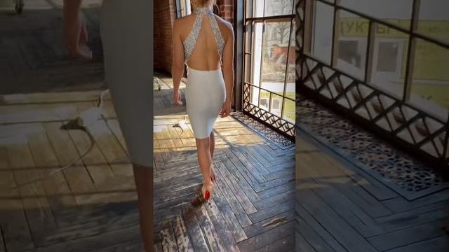 Белое платье с открытой спинкой | Бандажное платье по фигуре