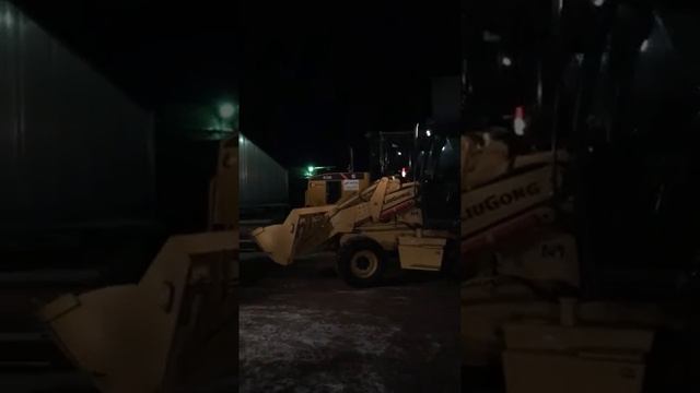 Экскаватор-погрузчик LiuGong CLG 777A.mp4